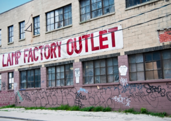 Hàng Outlet Là Gì? Ưu Nhược Điểm & Lưu Ý Khi Mua Hàng Từ Outlet Store ...